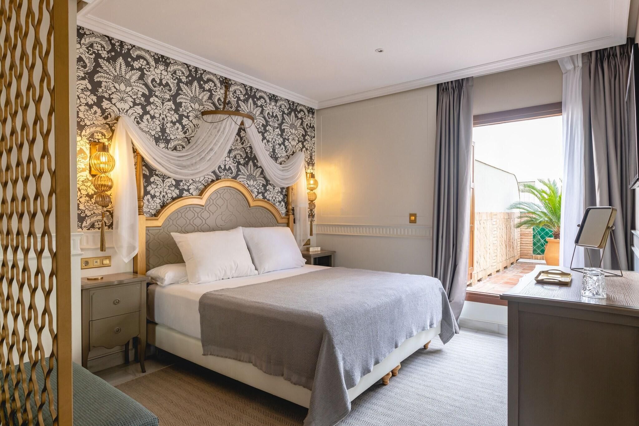Quarto bem arrumado com cama, mesas de cabeceira, luminária e vista para o exterior.