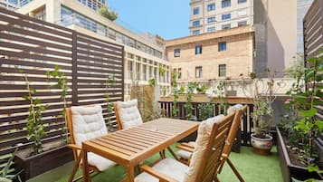 Cofres nos quartos, escrivaninha, berços, camas extras/dobráveis