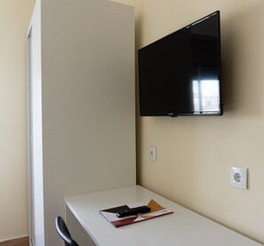 Cofres nos quartos, cortinas blackout, quartos à prova de som