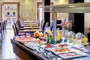 Pequeno-almoço tipo buffet diário mediante uma taxa