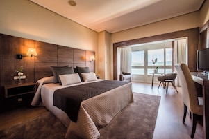 Roupas de cama premium, frigobar, cofres nos quartos, escrivaninha