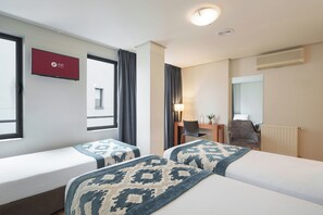 Quarto triplo | Roupas de cama premium, edredons de pluma, frigobar, cofres nos quartos