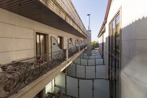 1 quarto, edredões de penas, secretária 