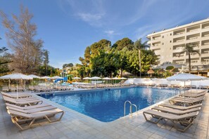 2 piscinas exteriores, guarda-sóis, espreguiçadeiras 