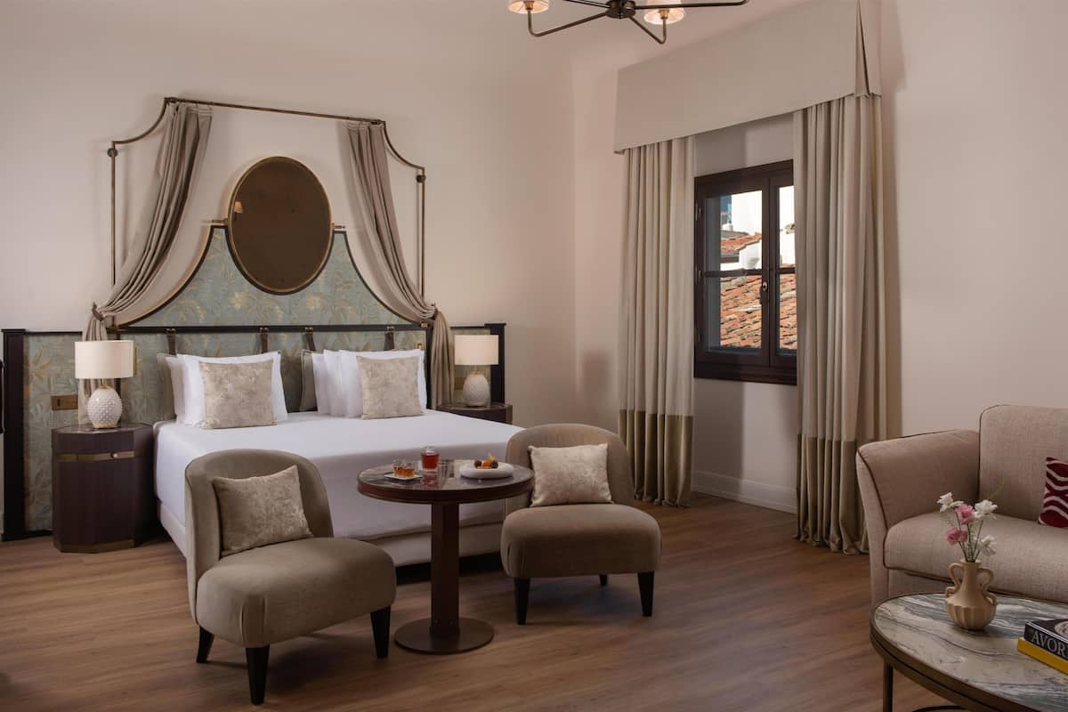 Suíte júnior | Frigobar, cofres nos quartos, individualmente decorados, escrivaninha