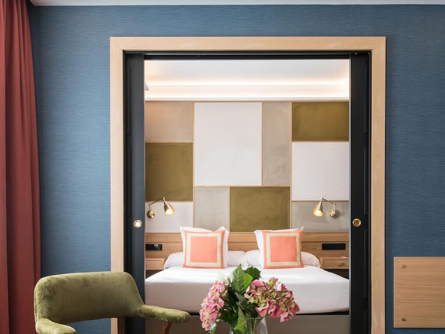 Suíte júnior | Frigobar, cofres nos quartos, individualmente decorados, escrivaninha
