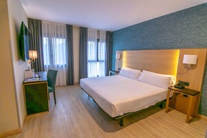 Quarto casal superior | Frigobar, cofres nos quartos, escrivaninha, Wi-Fi de cortesia