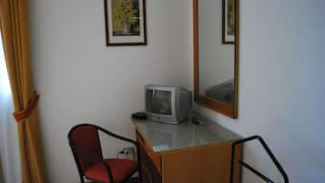 Quarto solteiro standard | Escrivaninha, cortinas blackout, ferros/tábuas de passar roupa