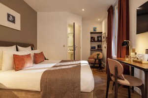 Quarto casal conforto | Cofres nos quartos, escrivaninha, cortinas blackout