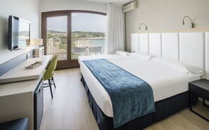 Minibar, cofre no quarto, secretária 