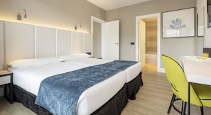 Suite Júnior | Minibar, cofre no quarto, secretária