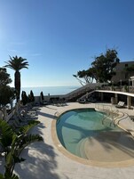 Piscina externa, guarda-sóis, espreguiçadeiras