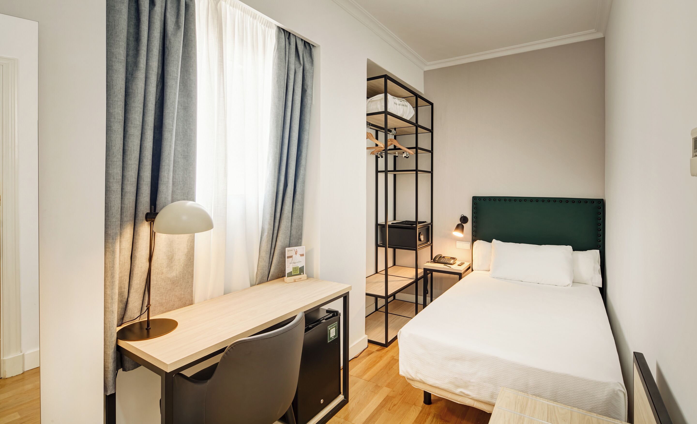 Quarto Individual | Minibar, cofre no quarto, secretária, cortinas/cortinados opacos 