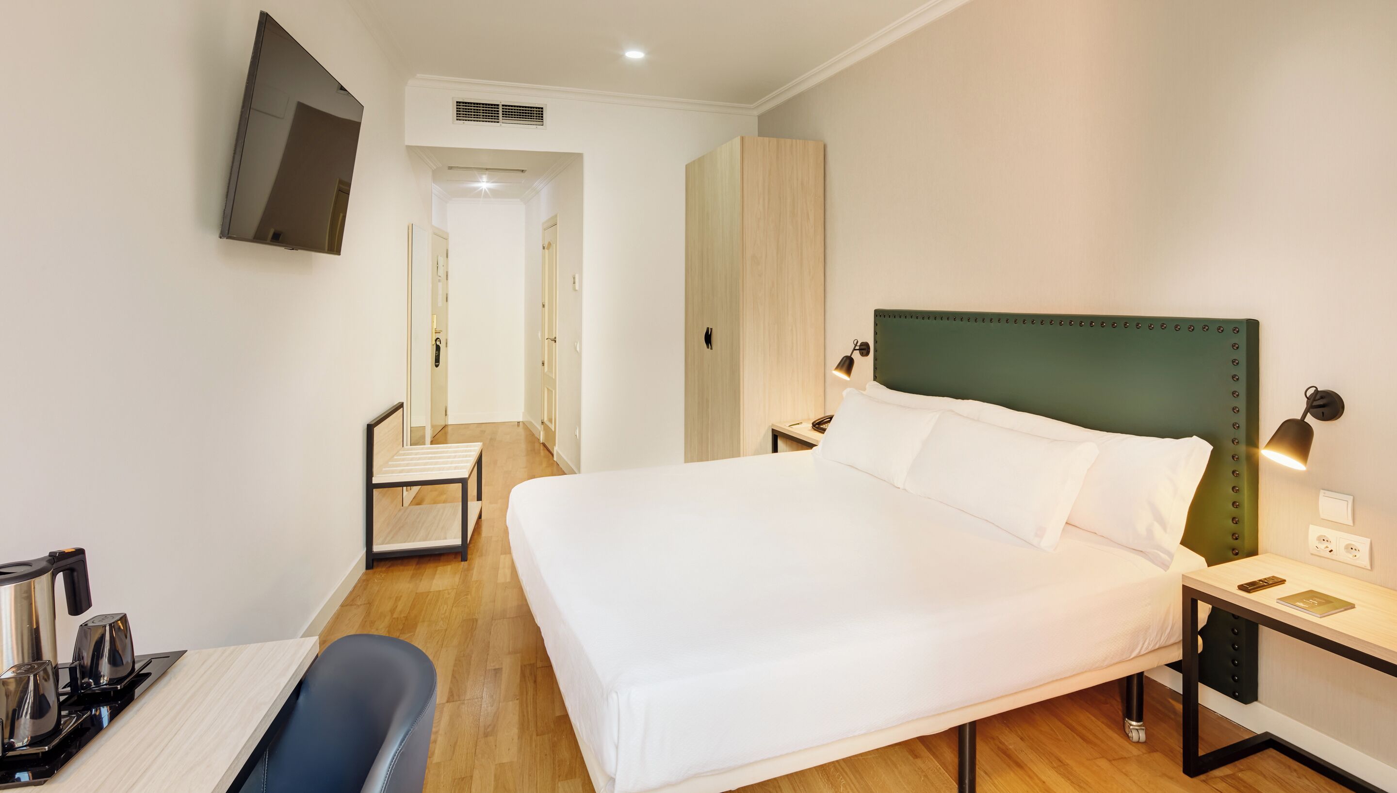 Quarto casal superior | Frigobar, cofres nos quartos, escrivaninha, cortinas blackout