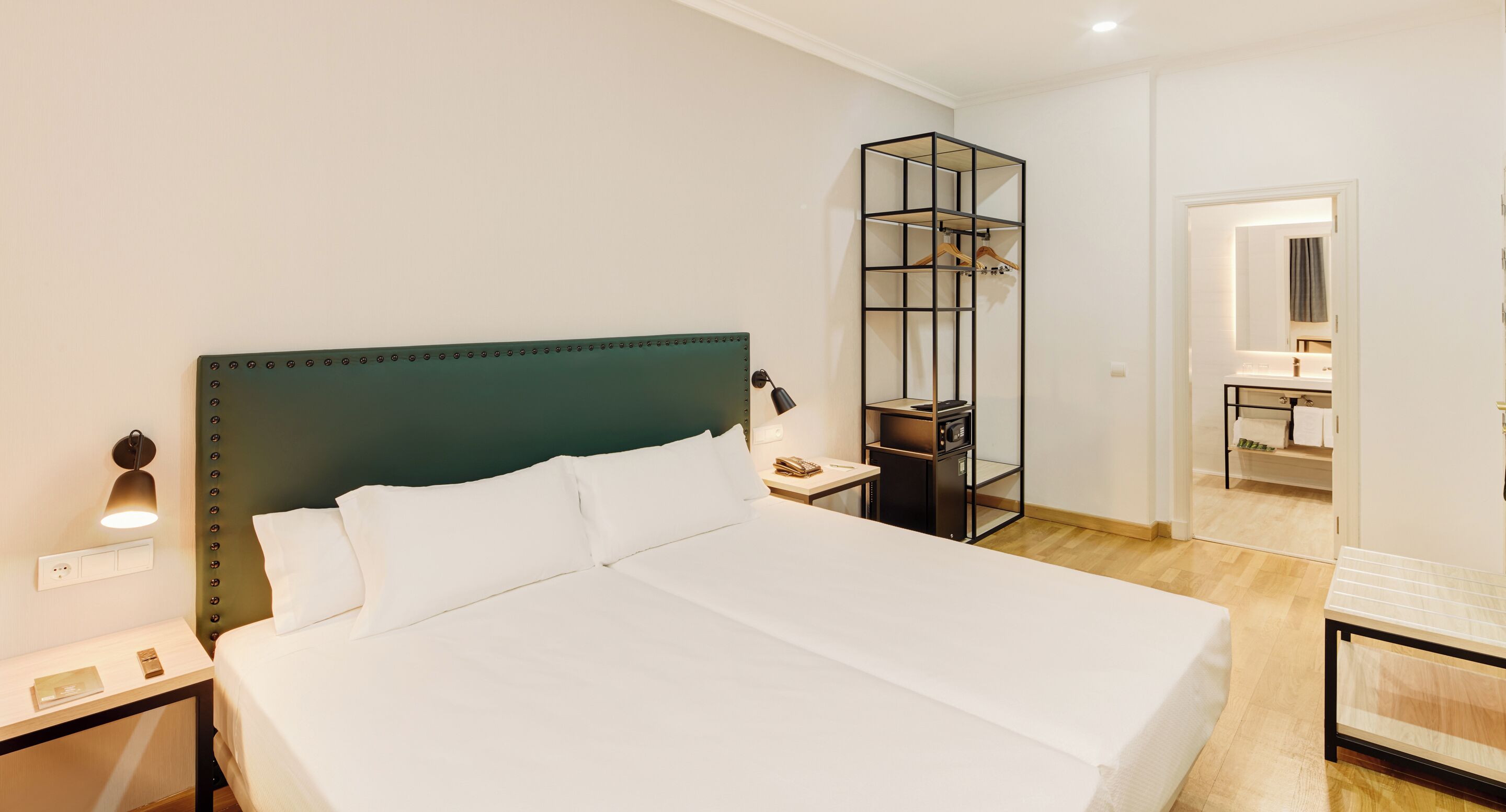 Quarto Twin | Minibar, cofre no quarto, secretária, cortinas/cortinados opacos 