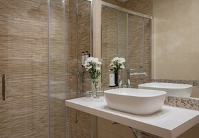 Chuveiro/banheira combinados, secador de cabelo, bidê, toalhas de banho