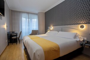 Quarto casal conforto (Exterior) | Frigobar, cofres nos quartos, individualmente decorados