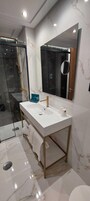 Quarto luxo | Banheiro | Chuveiro/banheira combinados, secador de cabelo, roupões de banho, bidê
