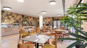 Um restaurante moderno com mobiliário de madeira, uma área de bar central e grandes janelas que permitem entrada de luz natural.