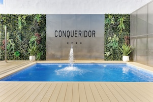 Piscina exterior sazonal, da(s) 11:00 à(s) 21:00, guarda-sóis 