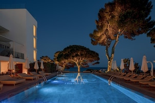 2 piscinas exteriores, toldos (sobretaxa), guarda-sóis 
