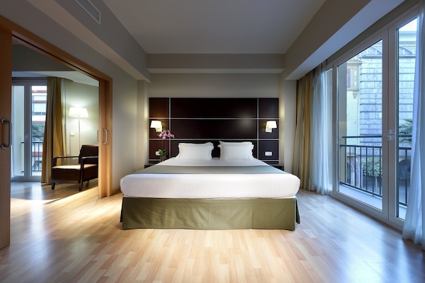 Quarto júnior, 1 cama de casal e sofá-cama | Frigobar, cofres nos quartos, escrivaninha, quartos à prova de som