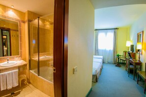 Quarto Triplo (3 Adults) | Casa de banho | Um polibã, um secador de cabelo, um bidé, toalhas fornecidas 