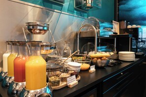Pequeno-almoço tipo buffet diário mediante uma taxa 