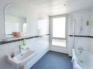 Quarto família, várias camas | Individualmente decorados, individualmente mobiliados, escrivaninha