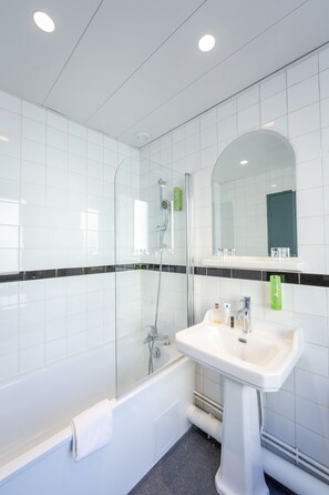 Quarto Duplo, 1 cama de casal | Casa de banho | Um polibã, artigos de higiene ecológicos 