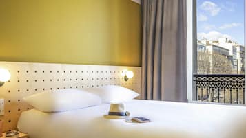 Quarto Duplo, 1 cama de casal | Com decoração personalizada, com mobília individualizada, secretária