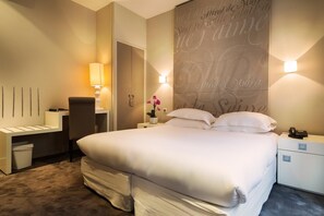 Quarto casal ou duplo superior | Frigobar, cofres nos quartos, escrivaninha