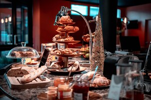 Café da manhã com buffet grátis todos os dias