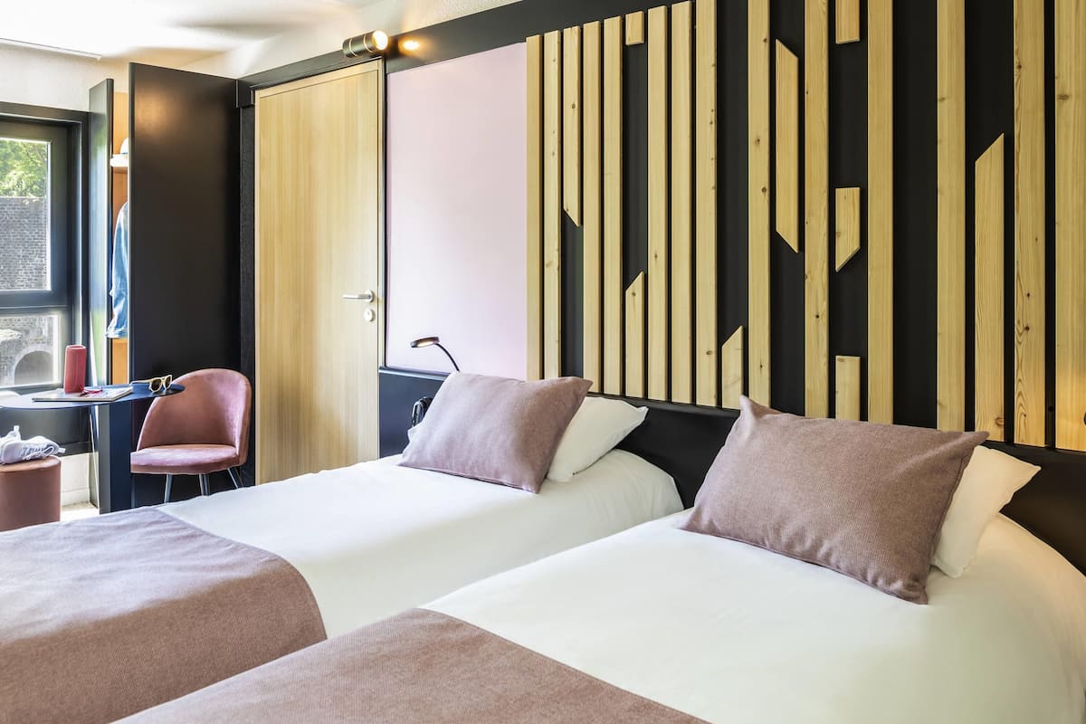 Quarto Standard, 2 camas individuais | Secretária, quartos insonorizados, Wi-fi grátis