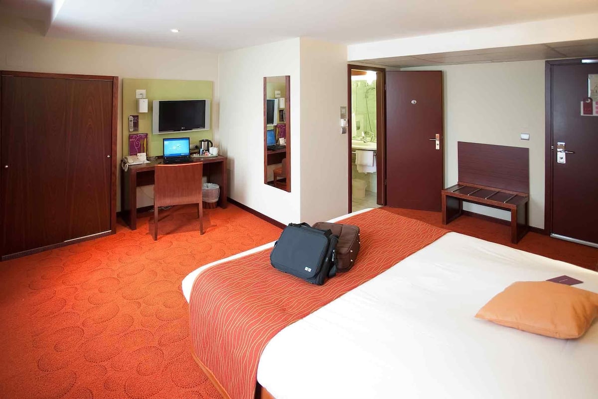 Cofres nos quartos, escrivaninha, cortinas blackout