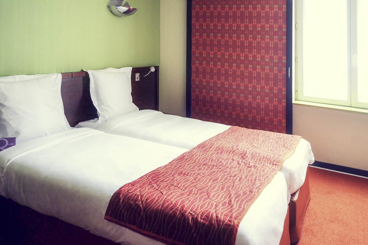 Quarto duplo clássico, 2 camas de solteiro | Cofres nos quartos, escrivaninha, cortinas blackout