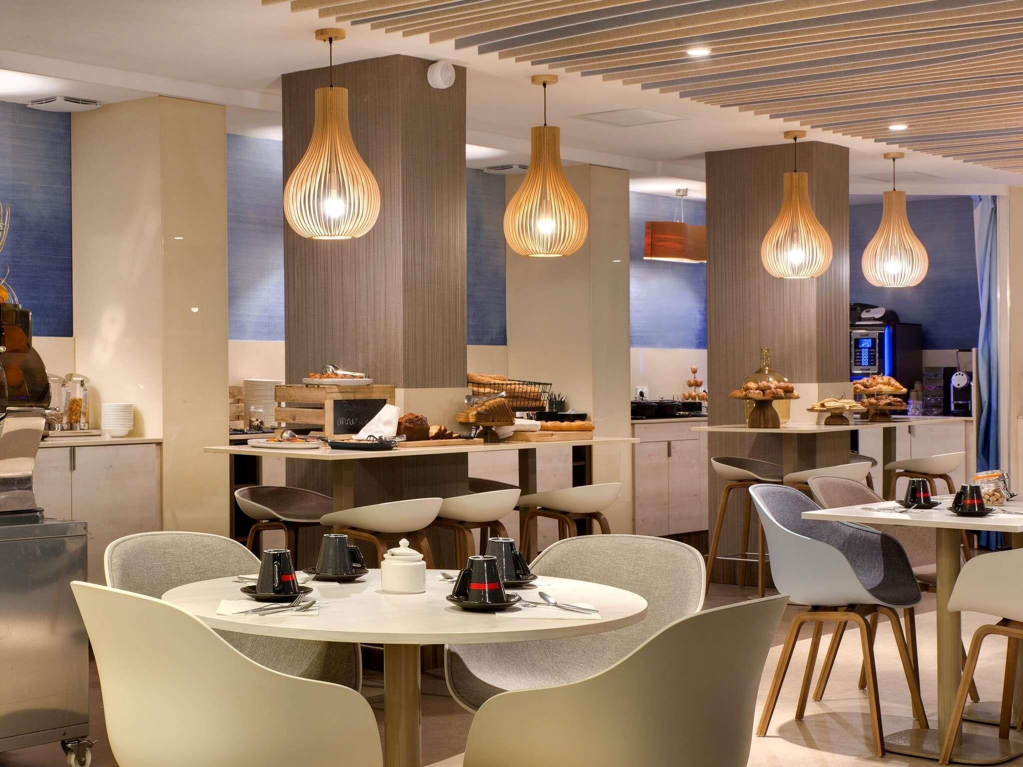 Pequeno-almoço tipo buffet diário mediante uma taxa 