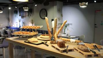 Café da manhã com buffet grátis todos os dias