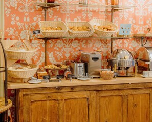 Pequeno-almoço tipo buffet diário (20 EUR por pessoa)