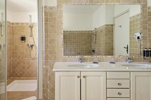 Suite Junior Familiale | Casa de banho | Toalhas fornecidas 