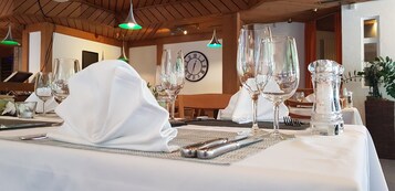 Pequenos-almoços servidos, com espaço para refeições ao ar livre 