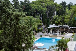 Piscina externa sazonal, guarda-sóis, espreguiçadeiras