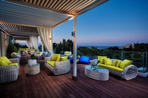 3 bares/lounges, bar ao lado da piscina