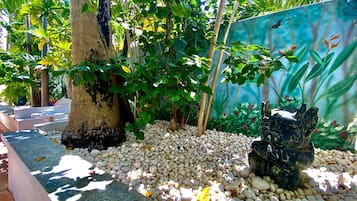 Double Double Standard | Vista para o jardim