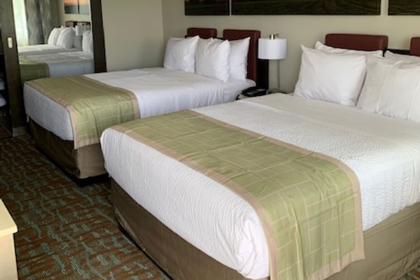 Secretária, ferro/tábua de engomar, berços/camas para crianças grátis