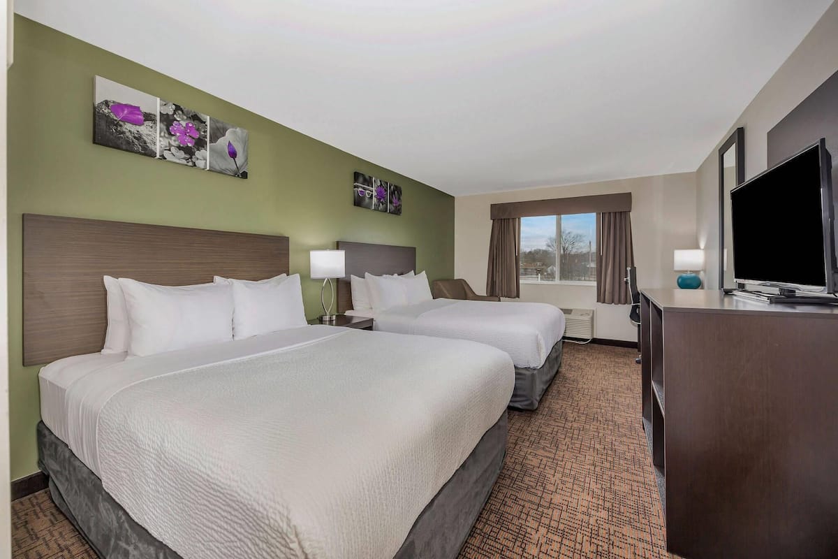 Quarto, 2 camas queen-size, não fumadores | Cofre no quarto, cortinas/cortinados opacos, ferro/tábua de engomar