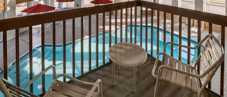 Quarto standard, 1 cama King, para não fumantes, sacada | Cofres nos quartos, cortinas blackout, ferros/tábuas de passar roupa