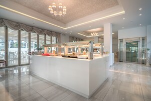 Café da manhã completo grátis todos os dias