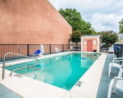 Piscina com marcação de profundidade de 3 pés, ao lado de um edifício com uma porta identificada como "BANK".
