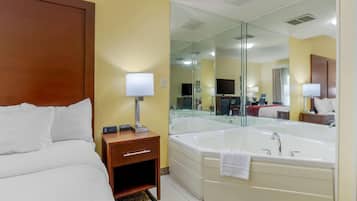 Suíte, 1 cama King, acessível, para não fumantes | Escrivaninha, ferros/tábuas de passar roupa